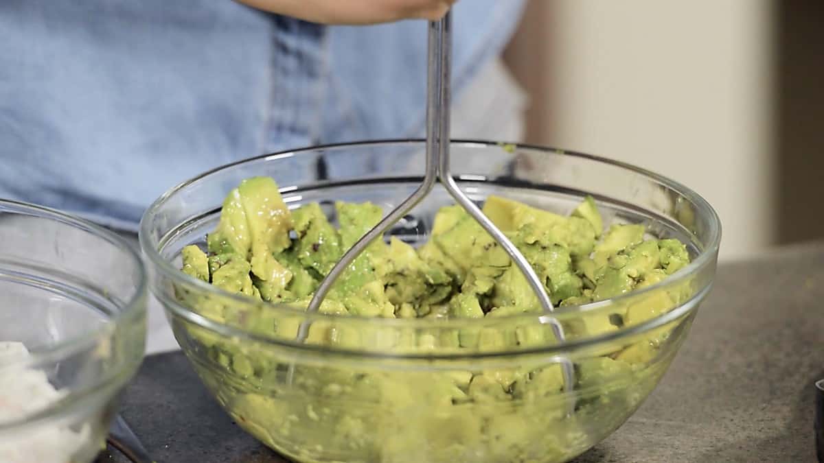 Easy Guacamole Recipe - Only 8 Ingredients and 5 Minutes Needed!