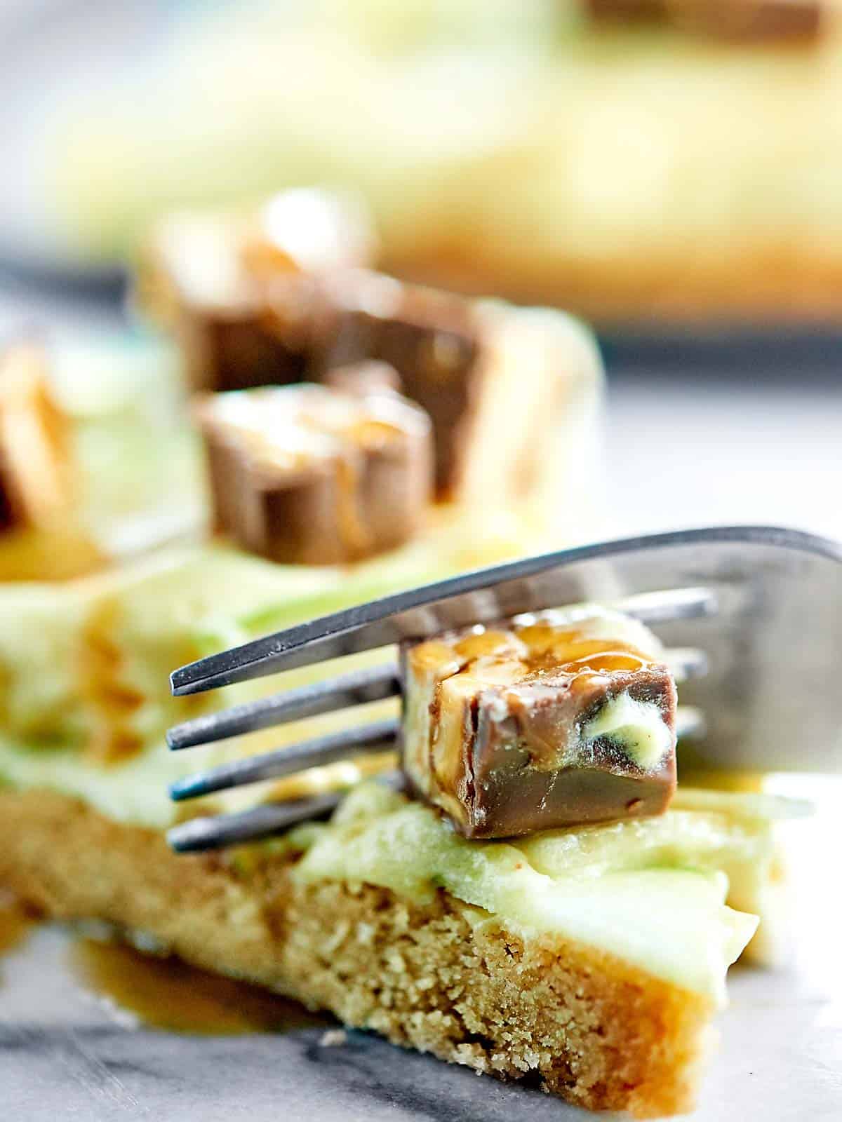 Caramel Apple Dessert Pizza - w/ Snickers